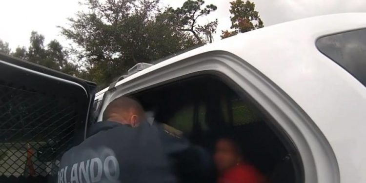 Menina de 6 anos é algemada e presa em escola por mau comportamento ...